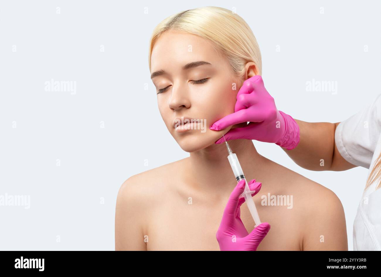 Cosmetologist makes lipolytic injections to burn fat on the chin ...