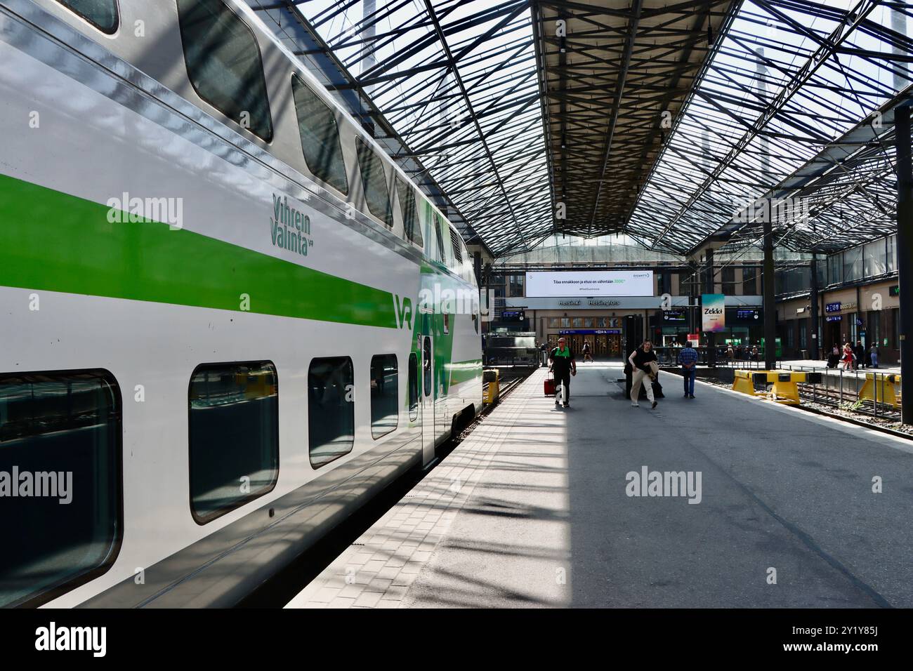 Long distance Valtion Rautatiet, VR, train at platform at Helsinki ...
