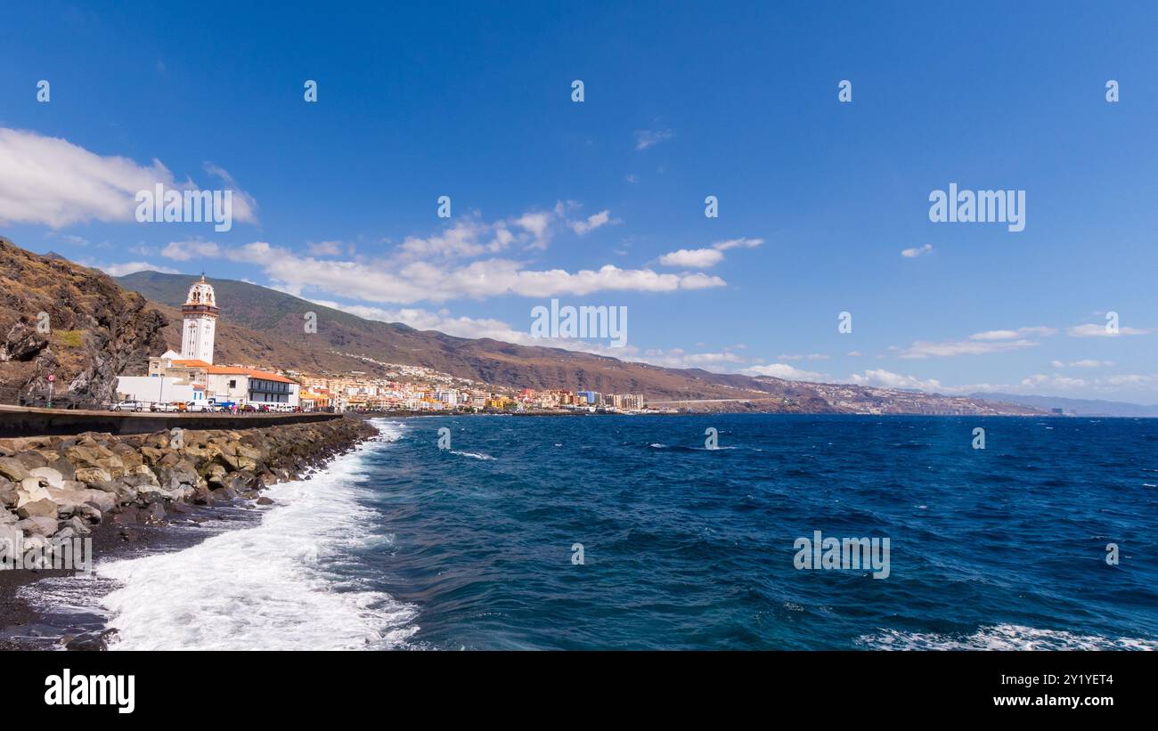 Die Küste von Candelaria auf Teneriffa mit der Basilica de Candelaria ...
