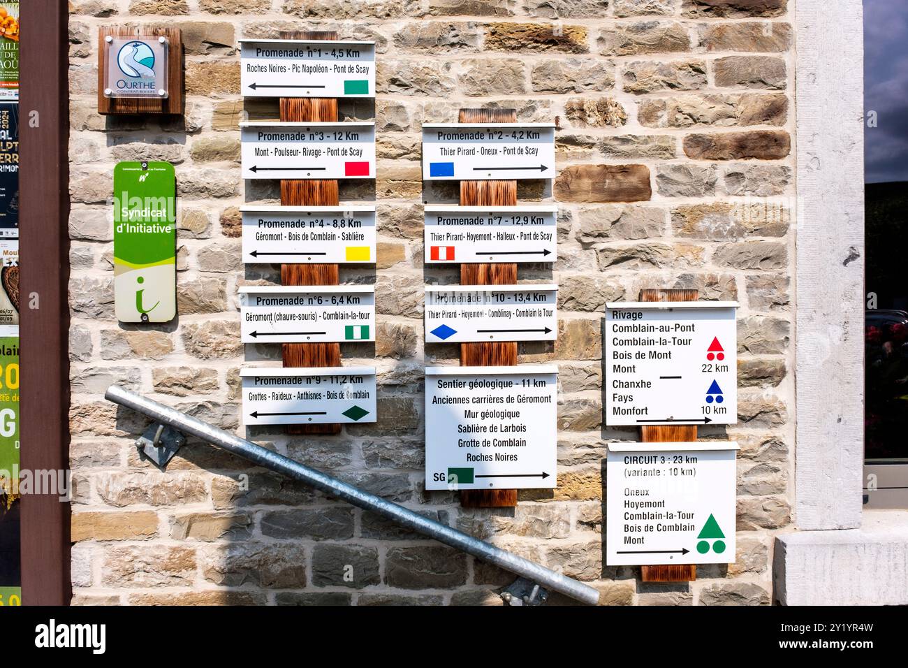 Marked trail sign on a wall | Balise et couleurs de sentiers balisés ...