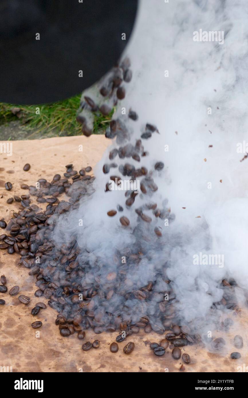 Home-made roasting and in the former and old method of coffee beans ...