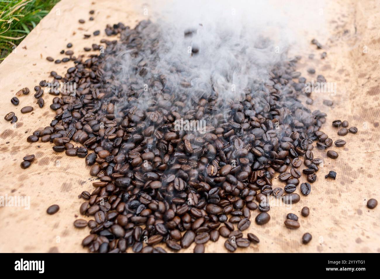 Home-made roasting and in the former and old method of coffee beans ...