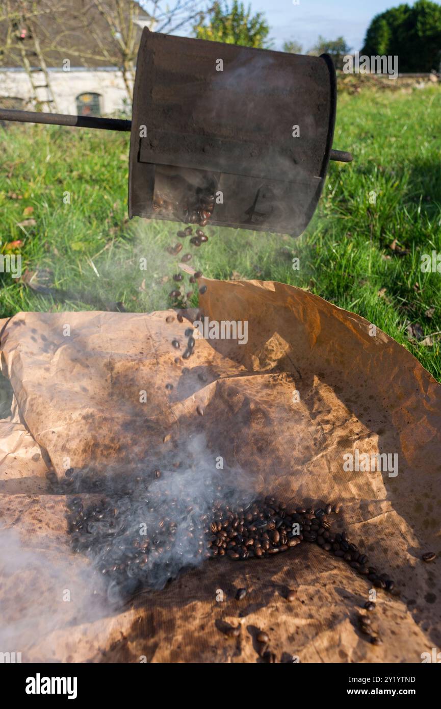 Home-made roasting and in the former and old method of coffee beans ...