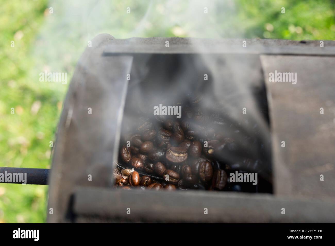 Home-made roasting and in the former and old method of coffee beans ...