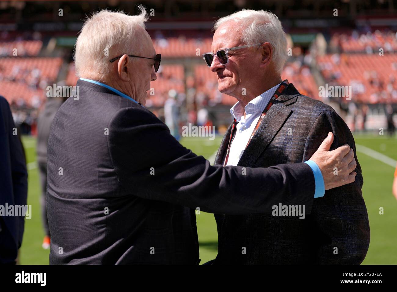 Dallas Cowboys team owner Jerry Jones, left, talks with Cleveland ...