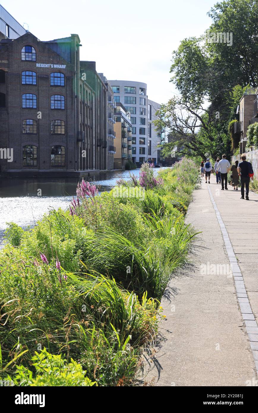Regents Canal between Caledonian Road and York Way, near Kings Cross ...