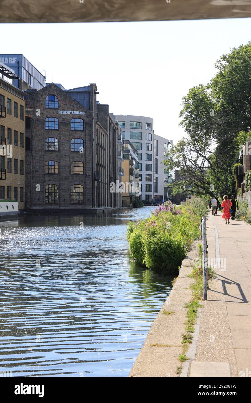 Regents Canal between Caledonian Road and York Way, near Kings Cross ...