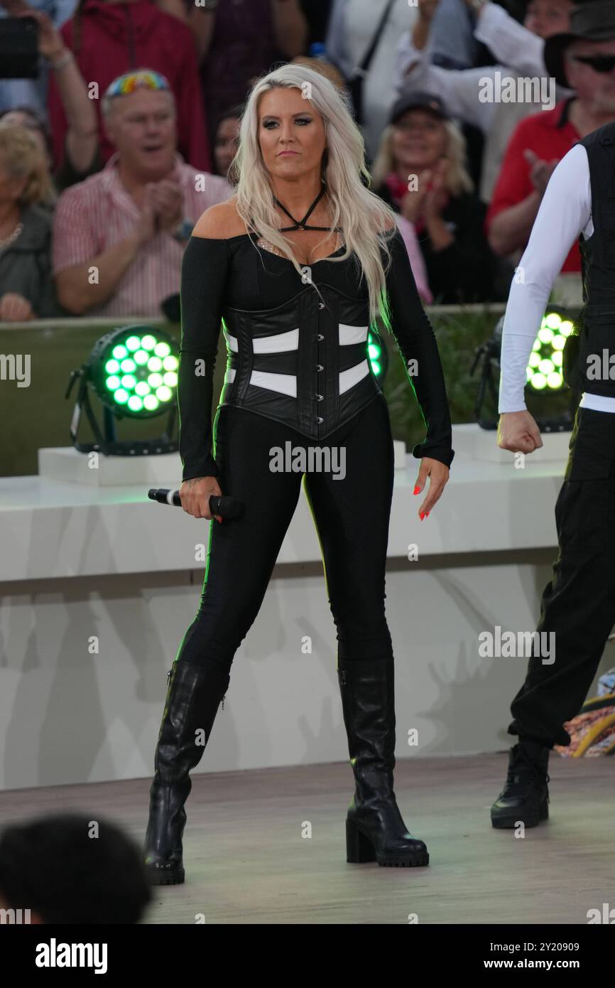 ZDF - Fernsehgarten. Sängerin Natalie Horler, Cascada in der ...