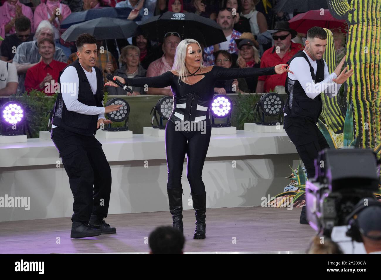 ZDF - Fernsehgarten. Sängerin Natalie Horler, Cascada in der ...