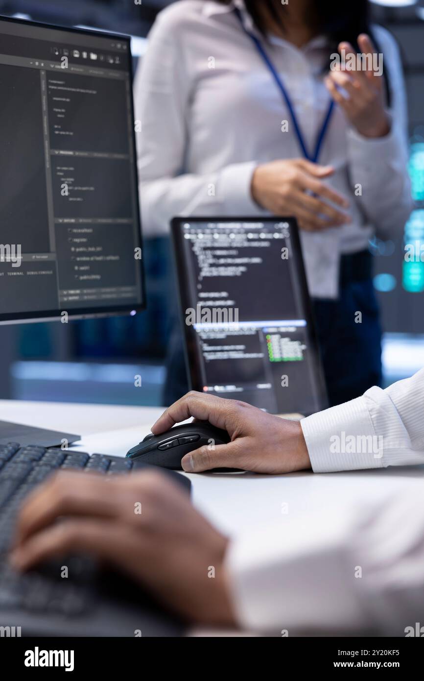 Teamworking data center admins hi-res stock photography and images - Alamy