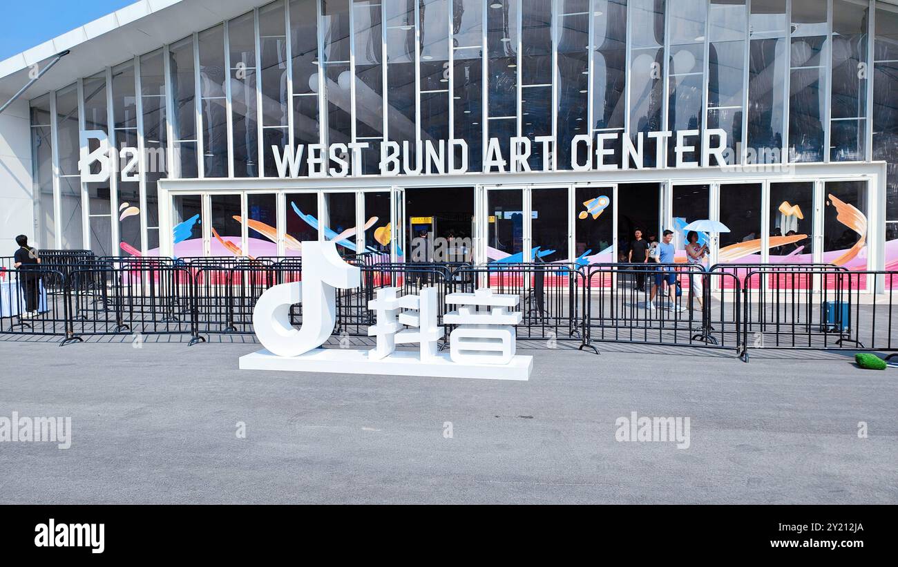 SHANGHAI, CHINA - SEPTEMBER 7, 2024 - A live Tiktok broadcast of a fan ...