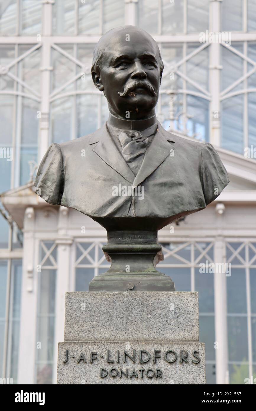 The bust of Jakob Julius af Lindfors by Walter Runeberg in front of ...