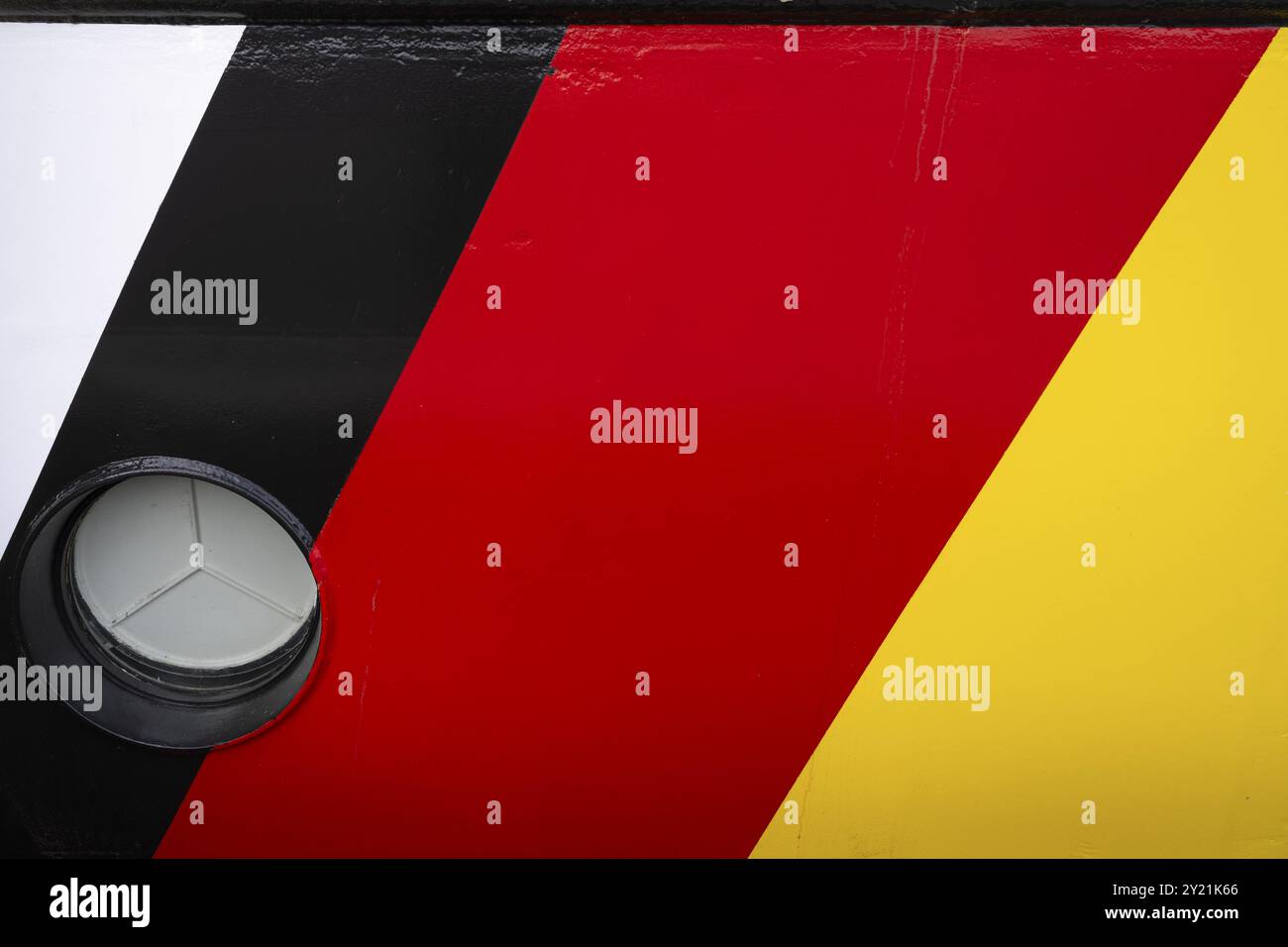 Black, red, gold, colours of the German flag on the ship's hull ...