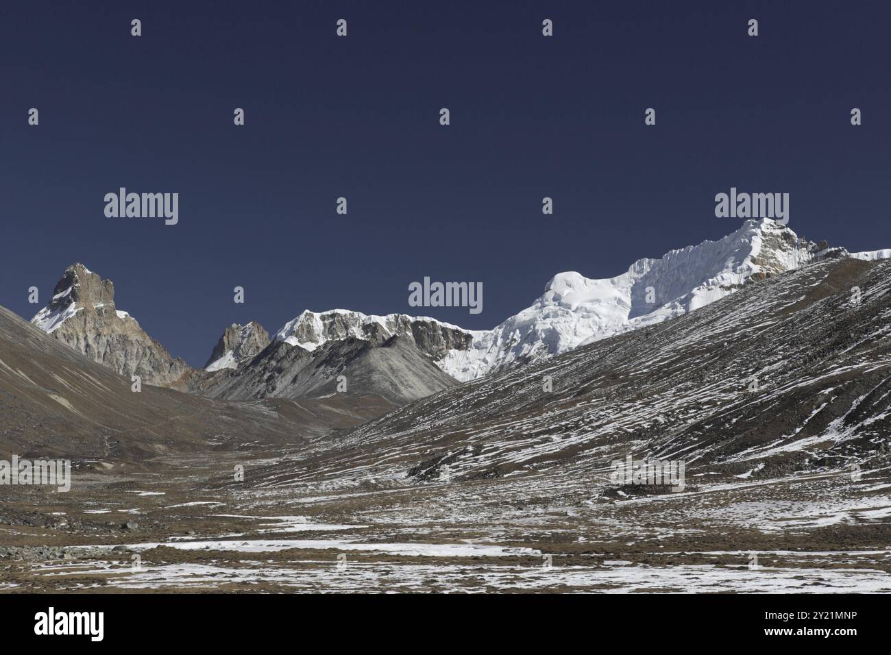 Himalayan mountains at the border between India and China Stock Photo ...