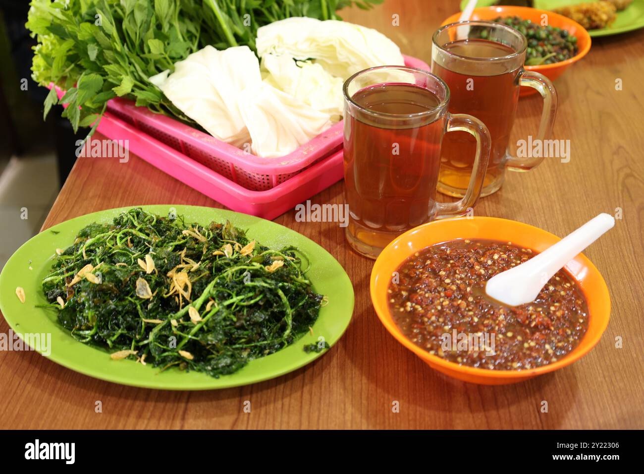 Selada air goreng hi-res stock photography and images - Alamy