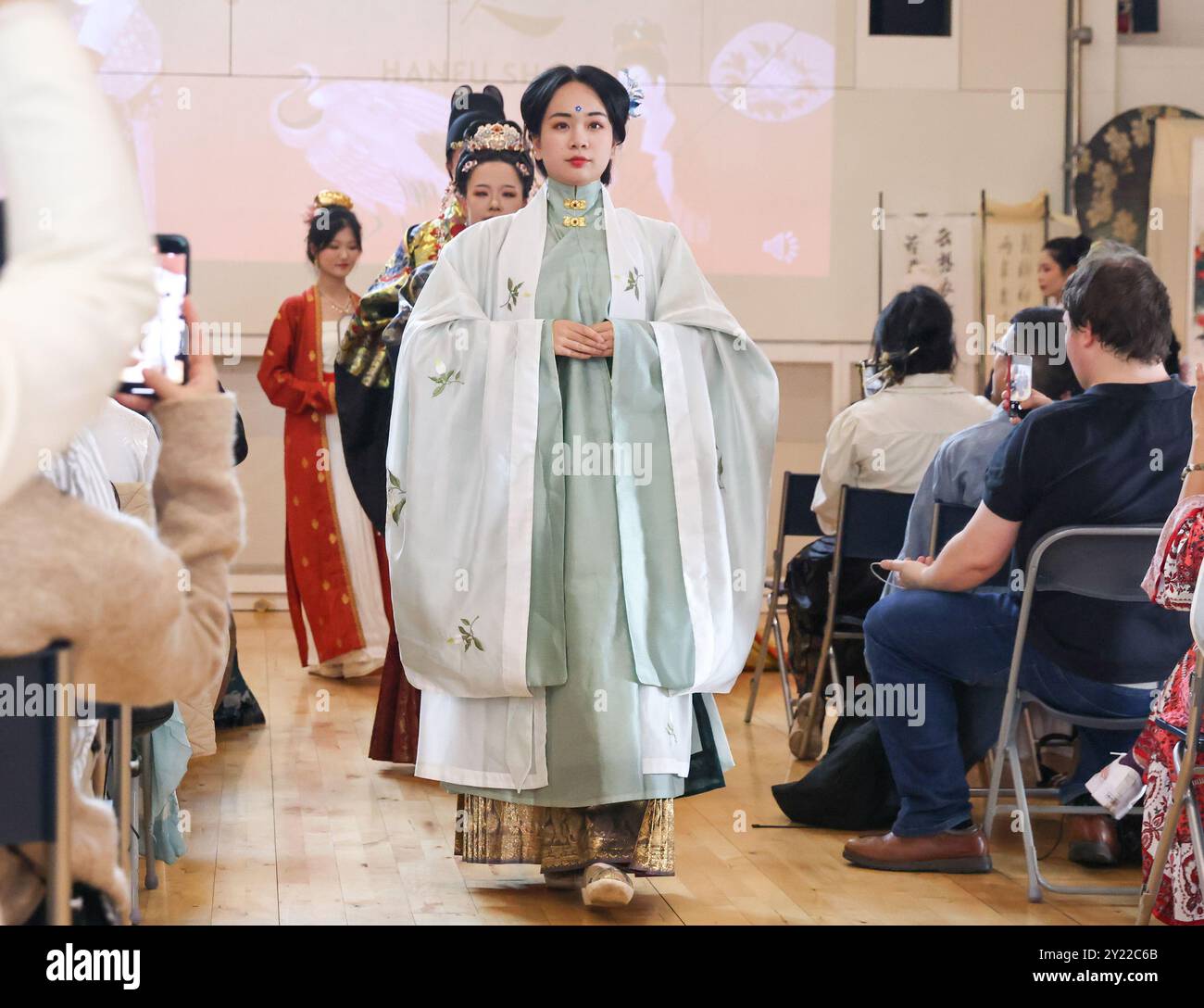 Hanfu to celebrate hi-res stock photography and images - Alamy