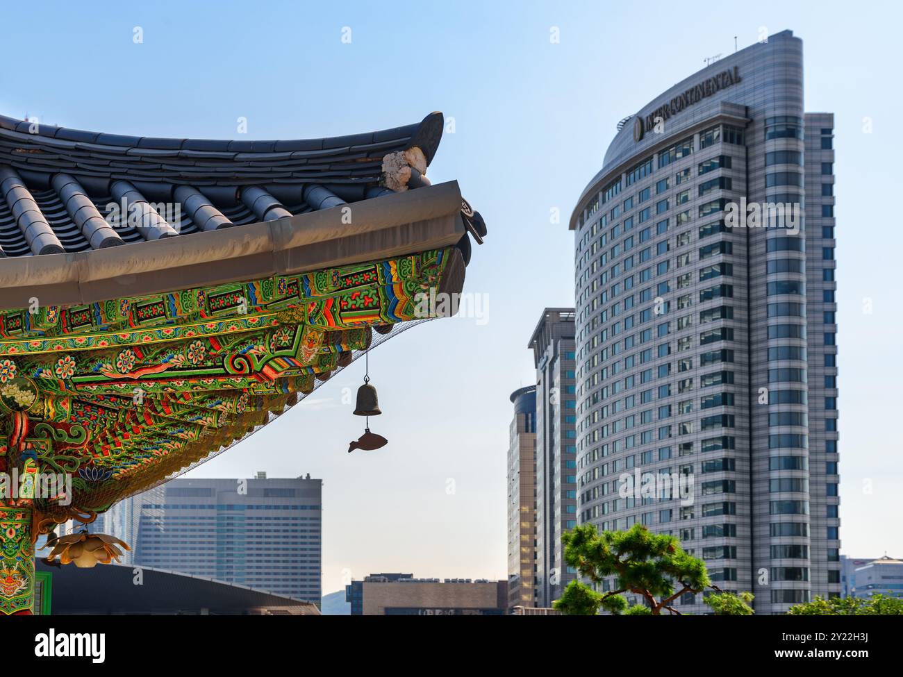 Colorful traditional Korean tile roof of Bongeunsa Temple, Seoul Stock ...