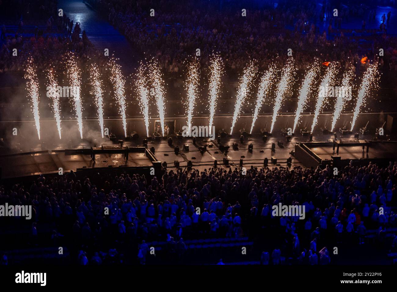 Feux d'artifice de stade hi-res stock photography and images - Alamy