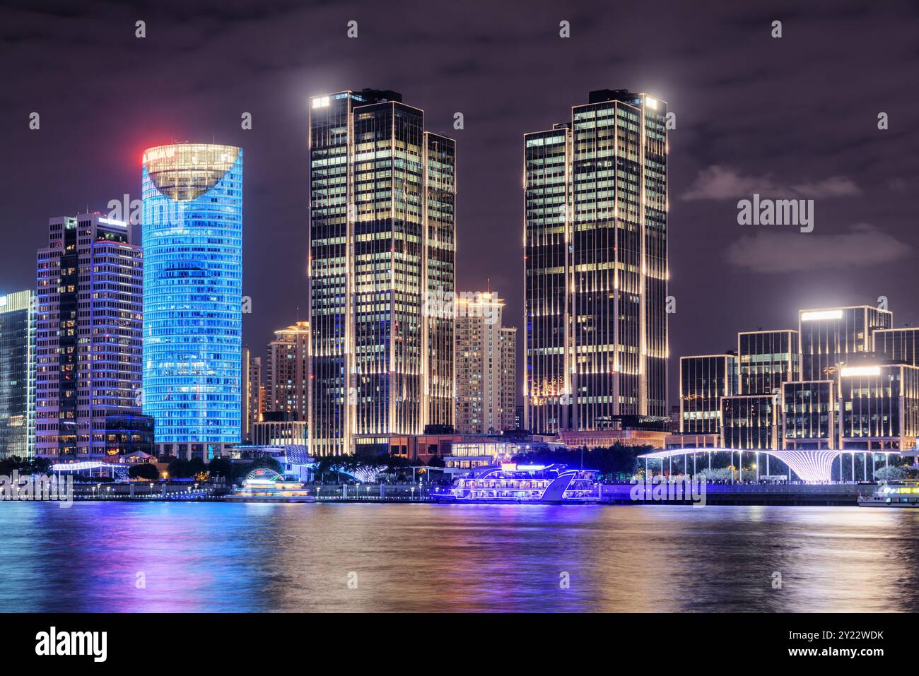 Modern waterfront buildings hi-res stock photography and images - Alamy