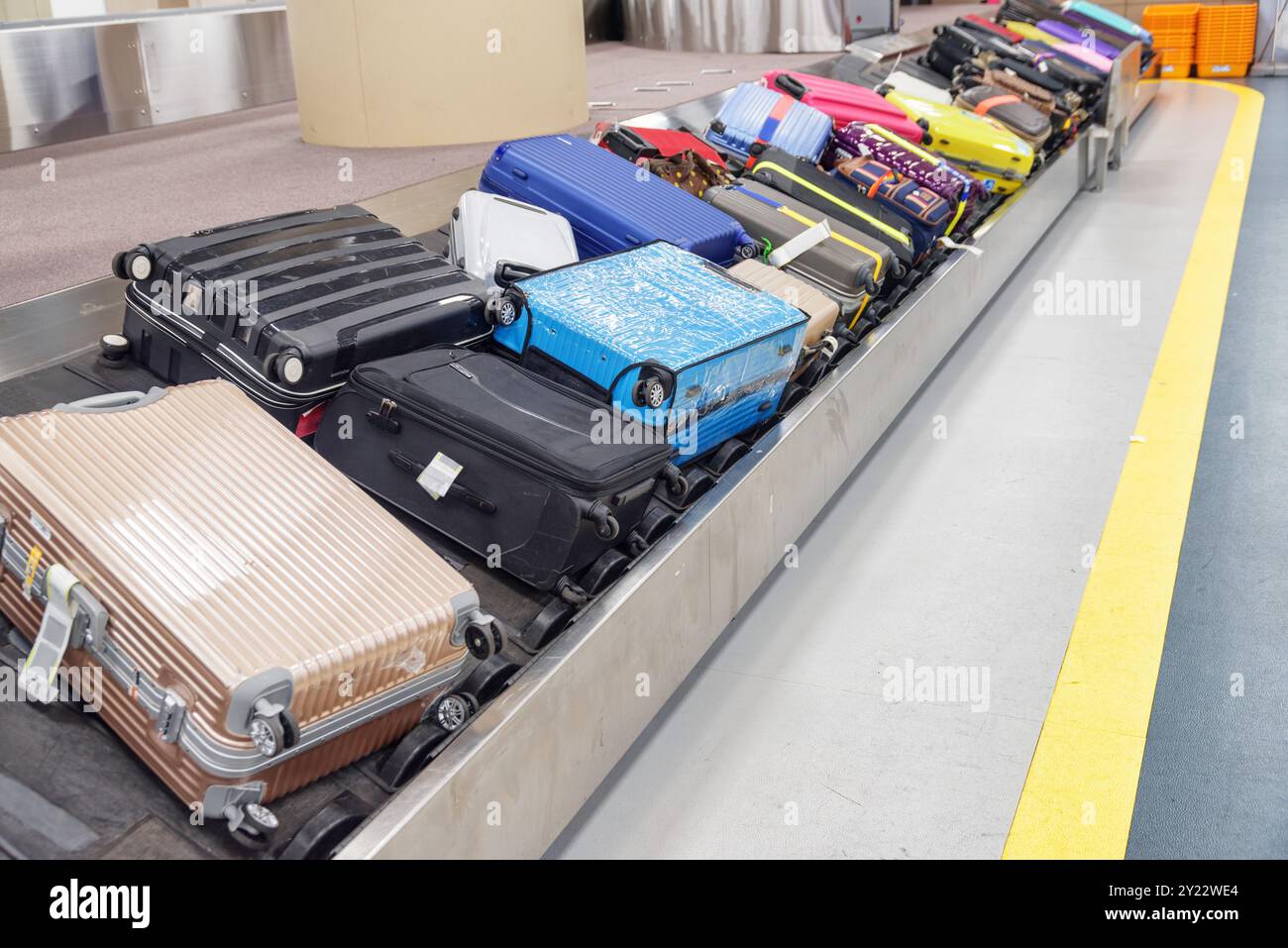 Luggage on baggage claim conveyor hi-res stock photography and images ...