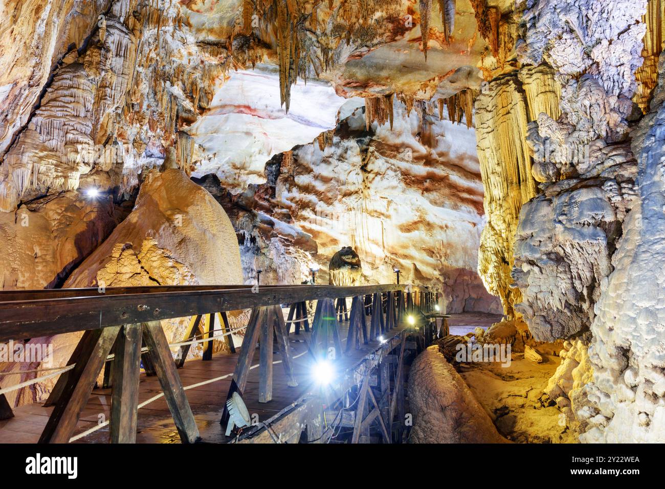 Scenic wooden walkway among stalactites inside Paradise Cave Stock ...