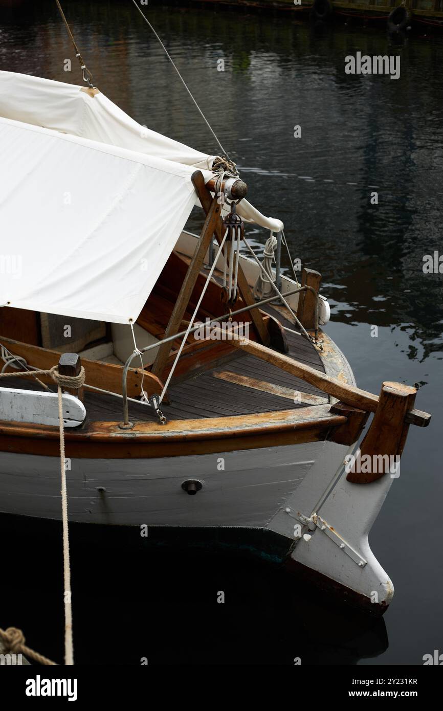 Details of the sailing yacht with ropes, knots and wood plank on deck ...