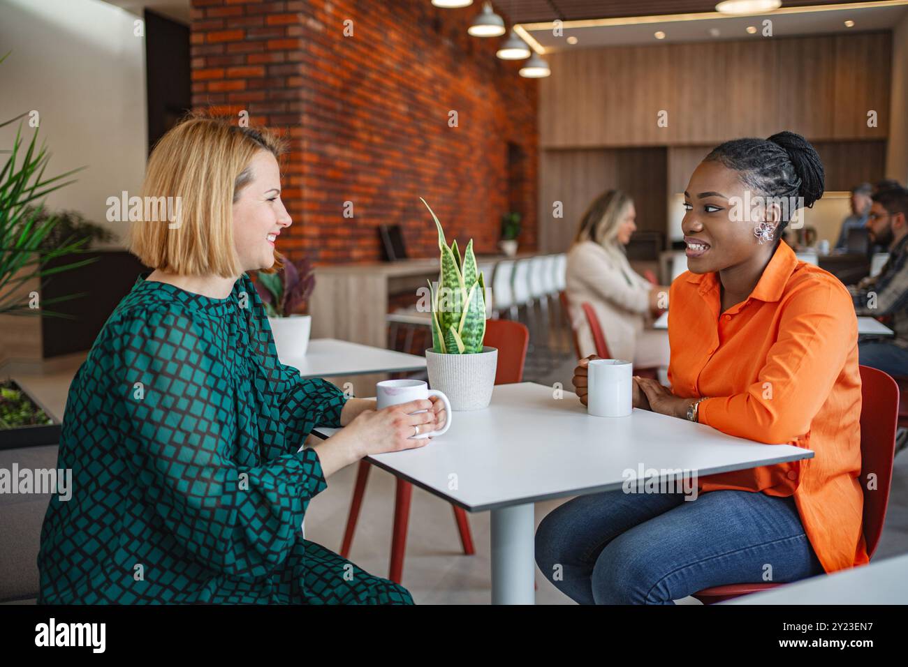 Animated conversation table hi-res stock photography and images - Alamy