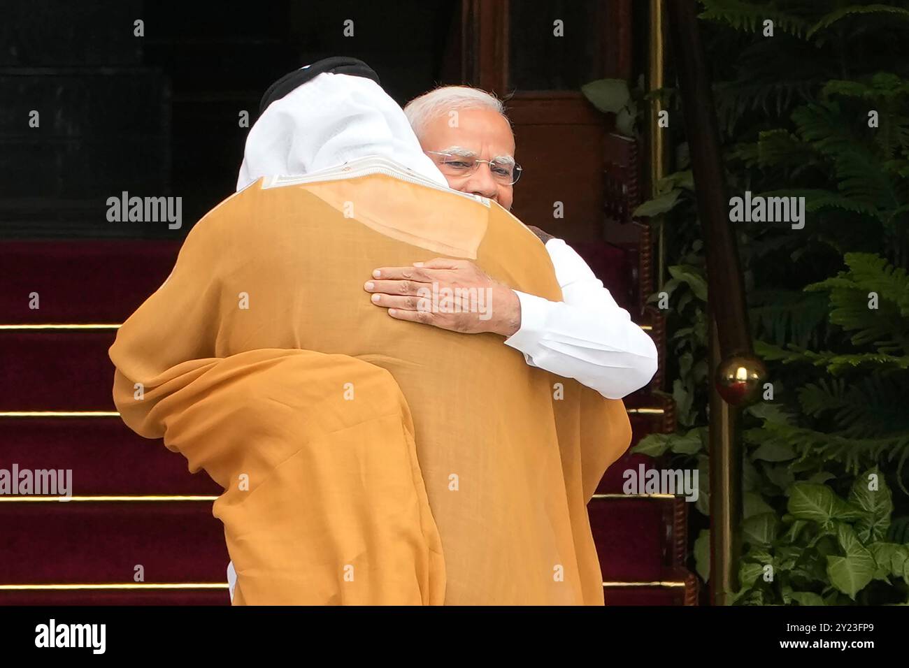 Indian Prime Minister Narendra Modi hugs Abu Dhabi's Crown Prince ...