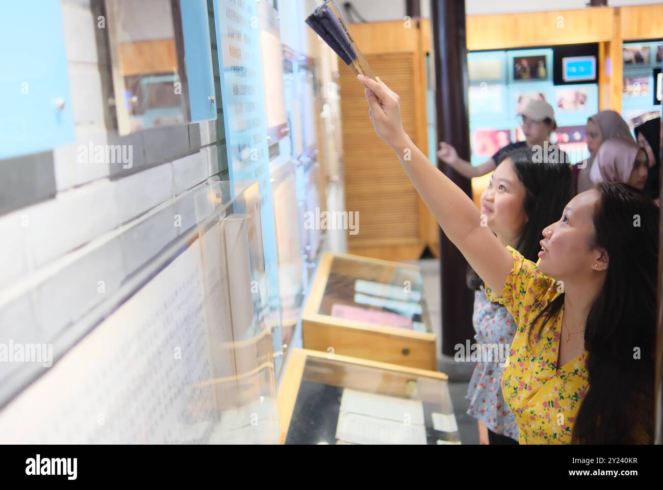 Foreign college students experience Peking opera culture in Nantong ...
