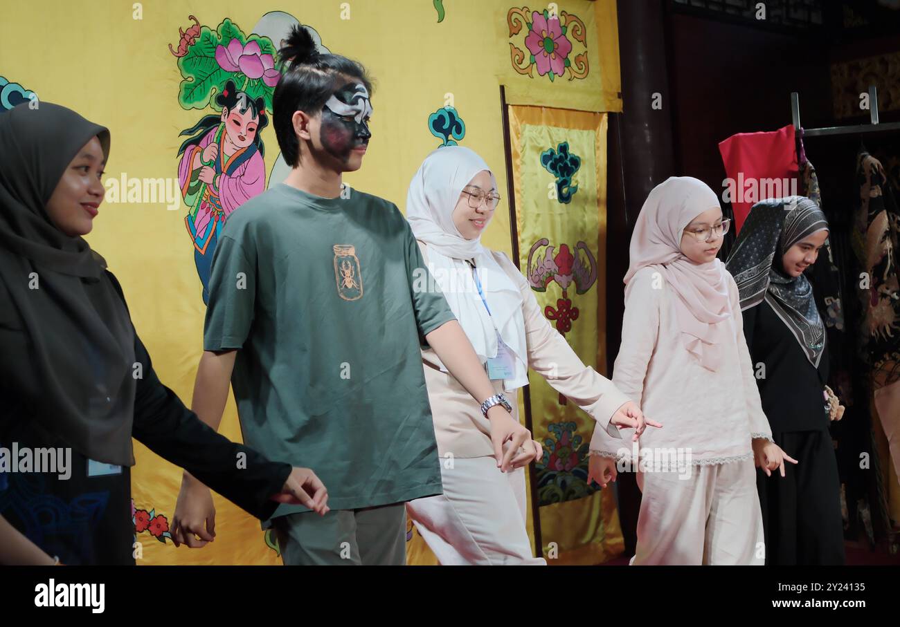 Foreign college students experience Peking opera culture in Nantong ...