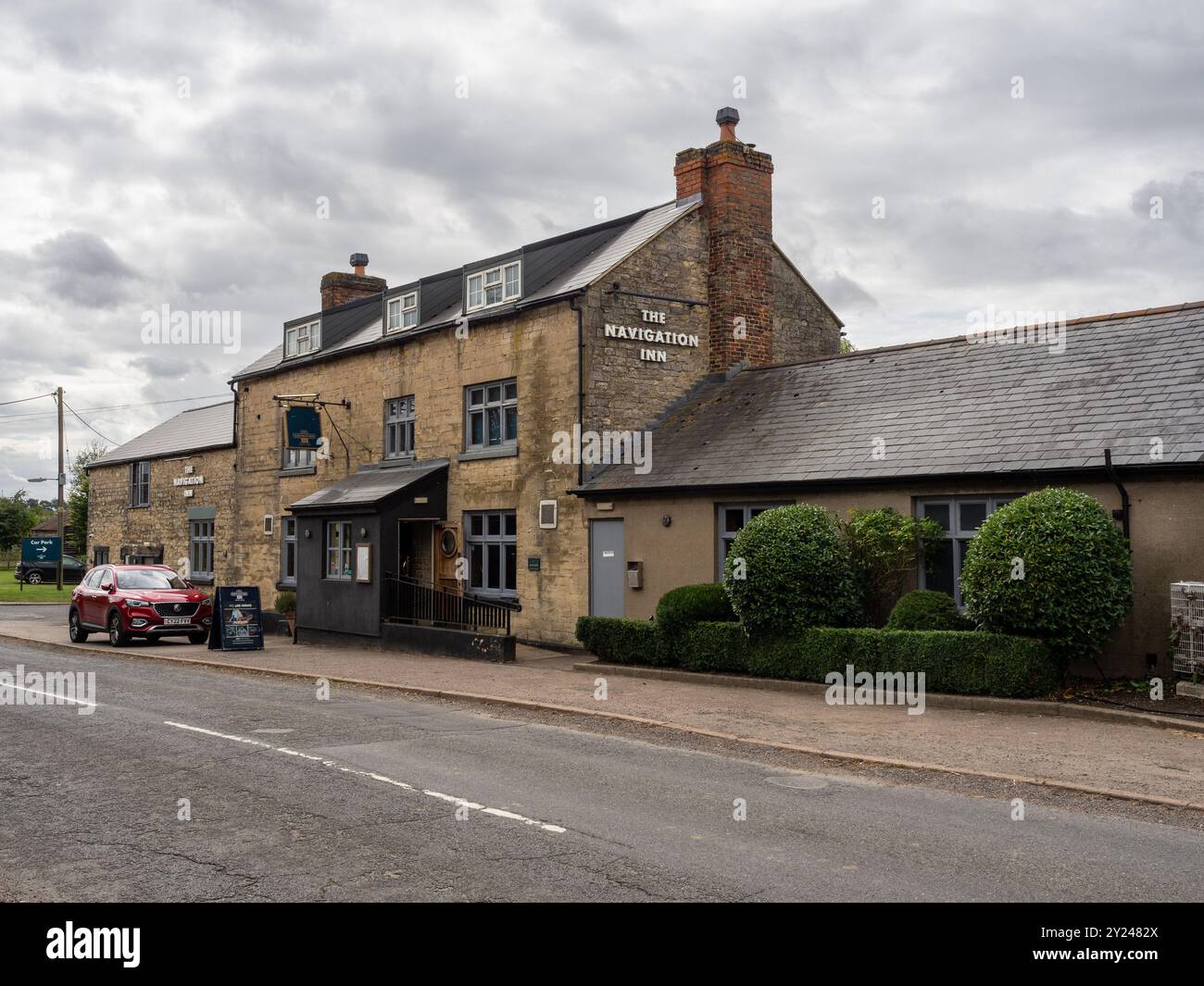 Navigation Inn, a pub and restaurant at Thrupp Wharf on the Grand Union ...