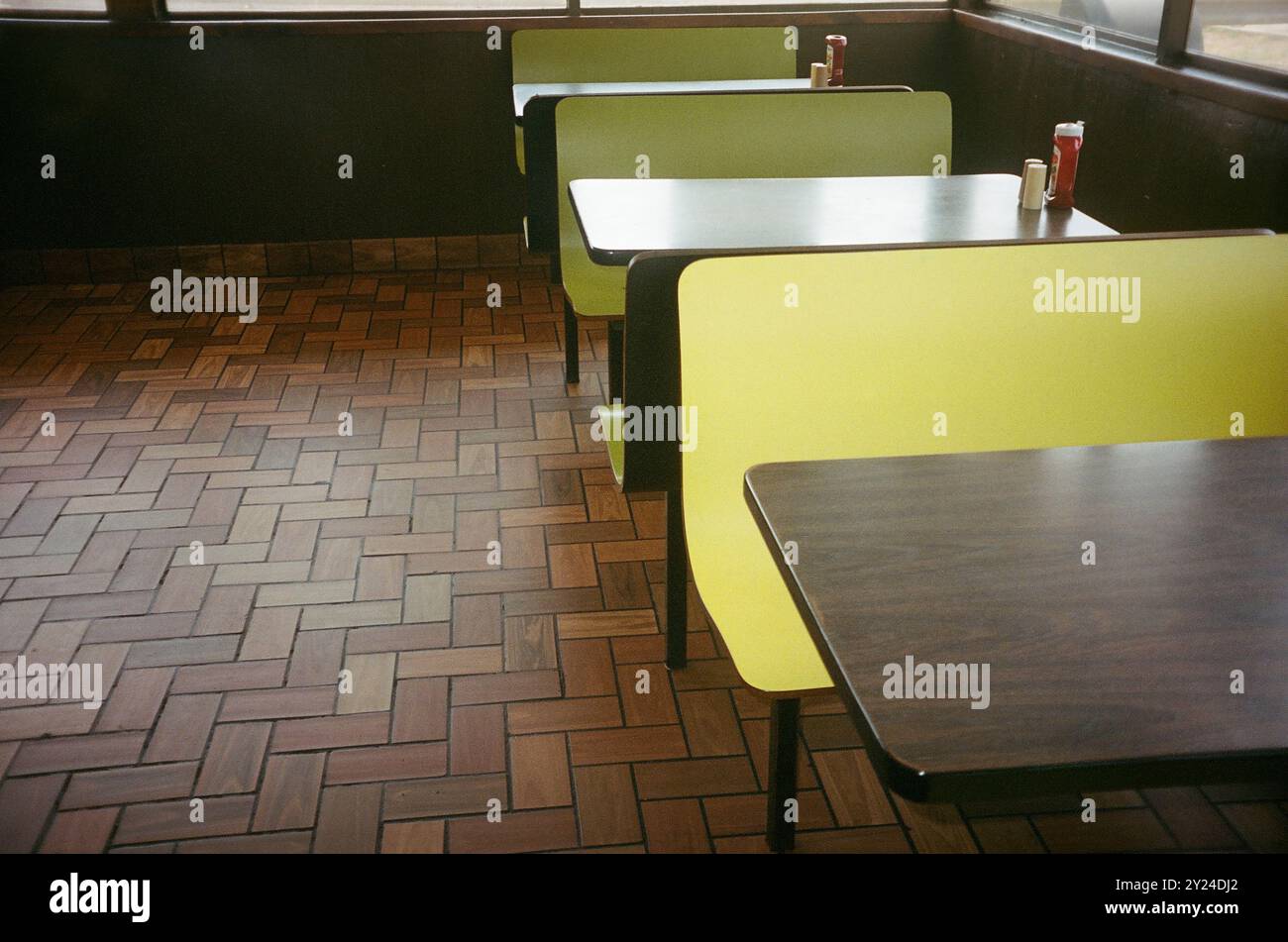 Empty booths hi-res stock photography and images - Alamy