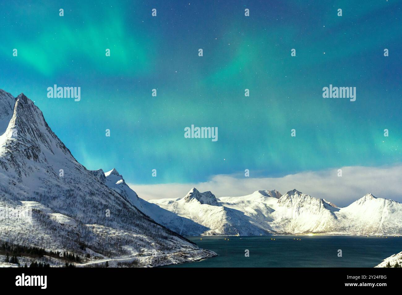 Frozen sea snowy peaks hi-res stock photography and images - Alamy