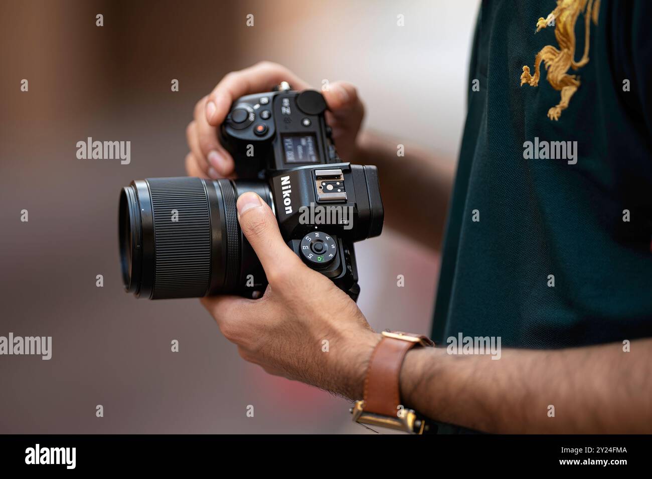 4k close up hand holding hi-res stock photography and images - Alamy