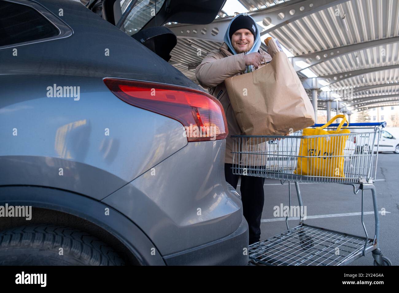 Man Loading Groceries into Car Trunk Stock Photo - Alamy