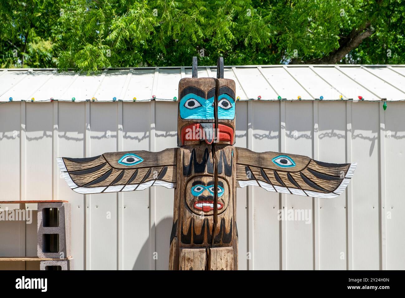 Totem pole carved from wood to look like bird Stock Photo - Alamy
