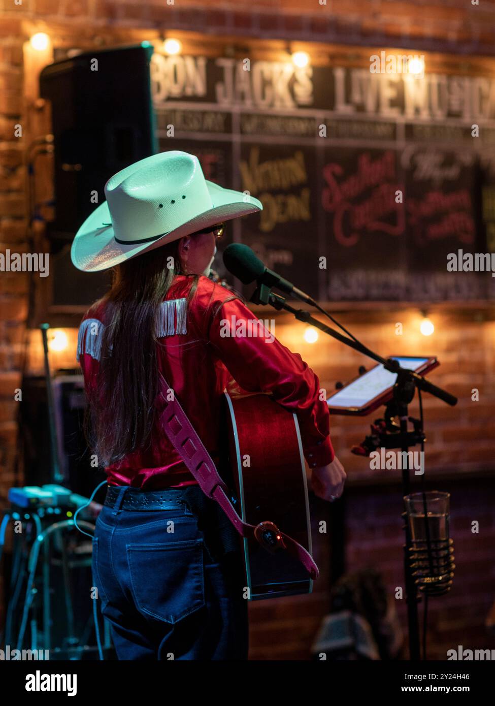 Female country music singer hat hi-res stock photography and images - Alamy