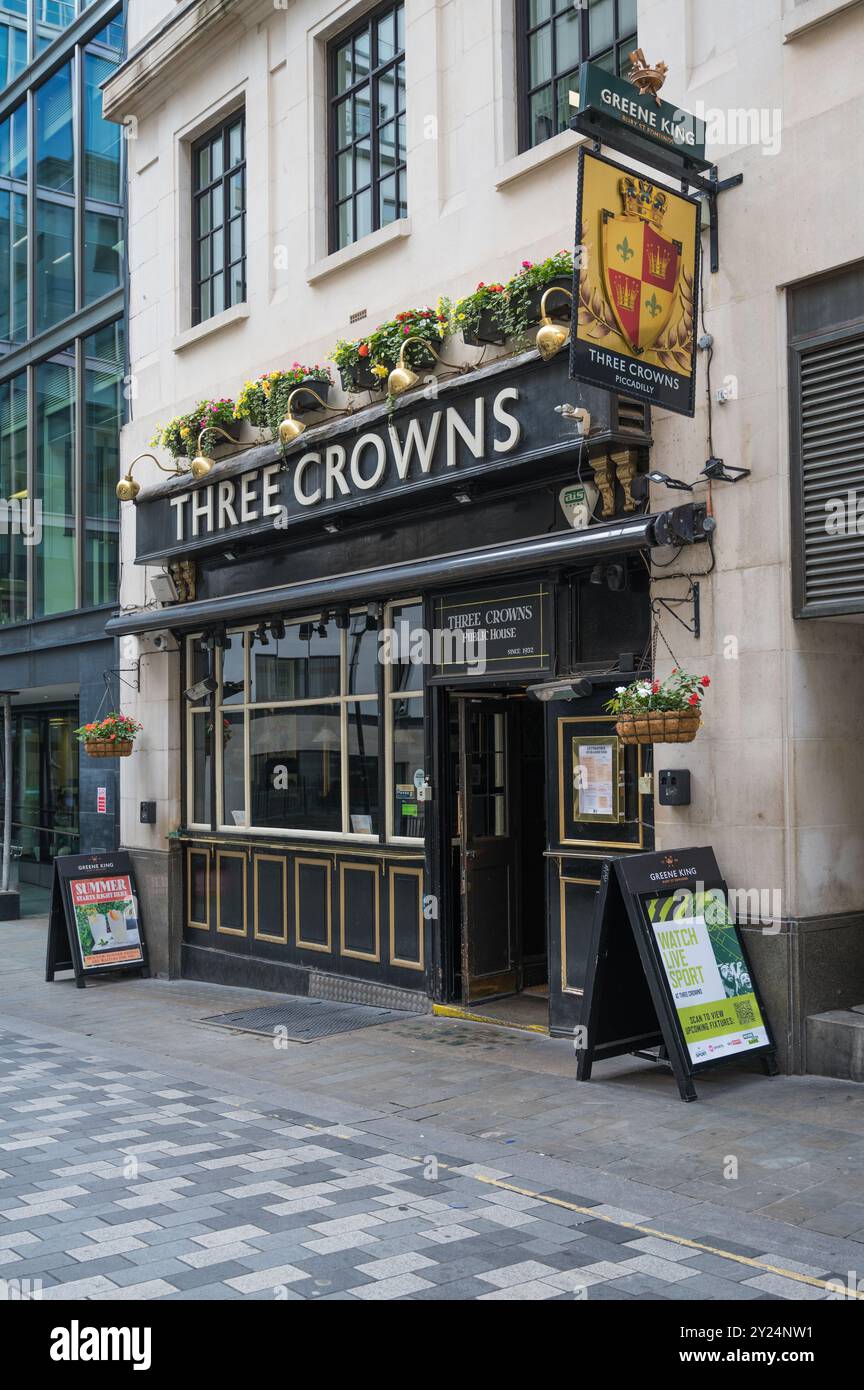 Exterior of The Three Crowns a traditional dog friendly pub on Babmaes ...