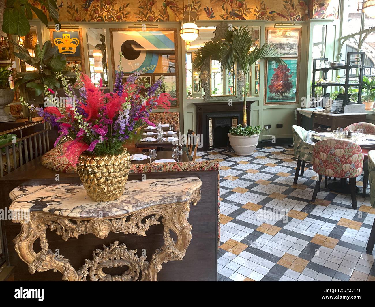 FILE PICS. 9th September, 2024. An Ivy Restaurant in Windsor, Berkshire ...