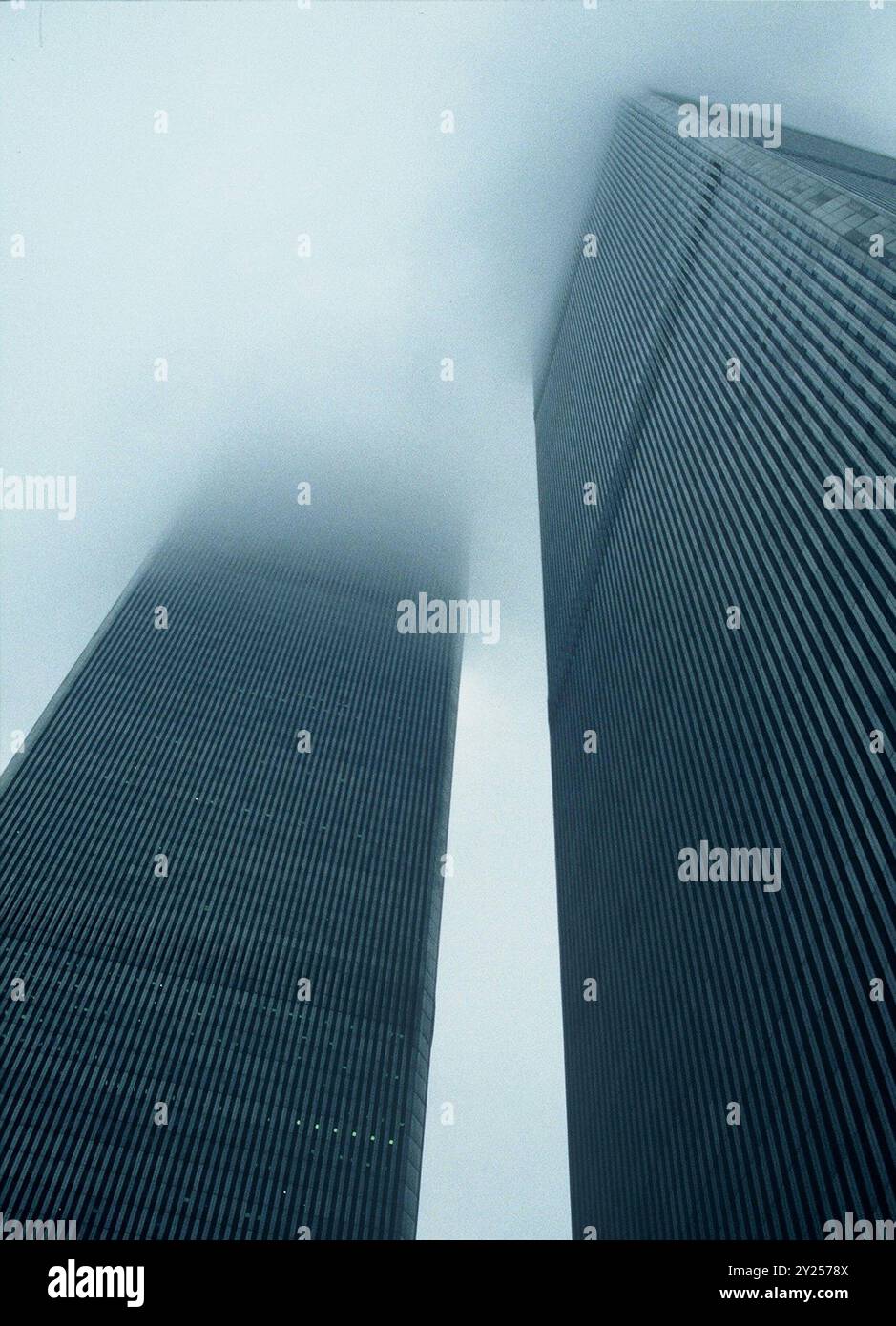 World Trade Center, Twin Towers im Nebel, die Anschlaege Anschläge auf ...