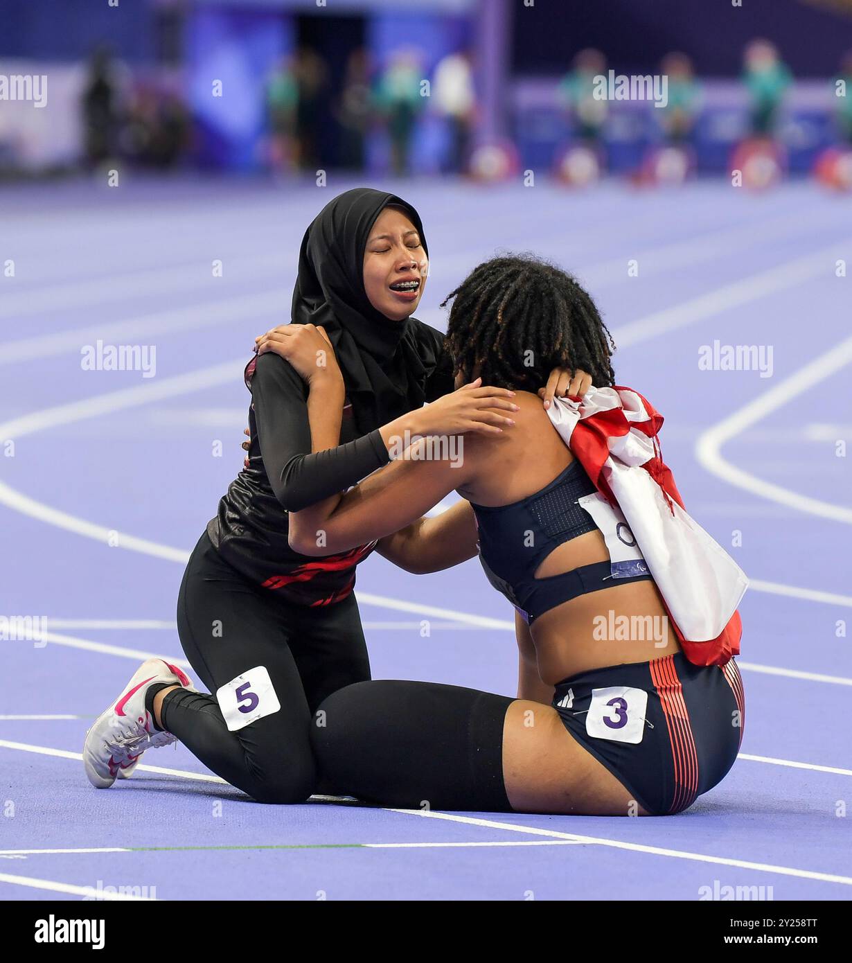 Karisma Evi Tiarani of Indonesia and Ndidikama Okoh of Great Britain ...