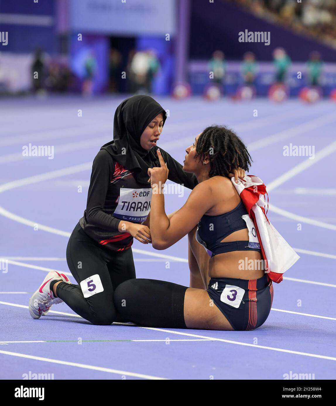 Karisma Evi Tiarani of Indonesia and Ndidikama Okoh of Great Britain ...