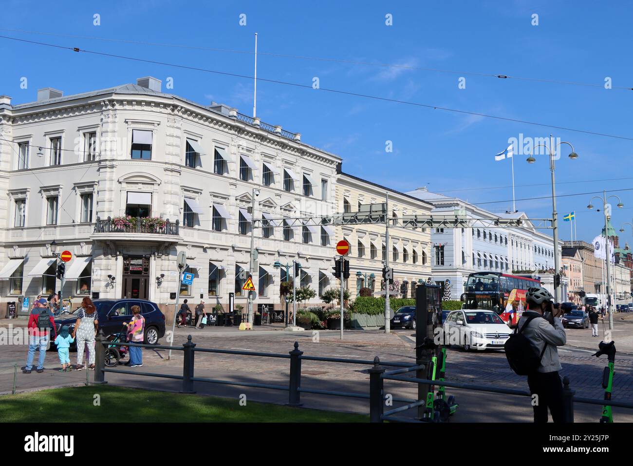 Corner of Unioninkatu and Pohjoisesplanadi with City Hall in the ...