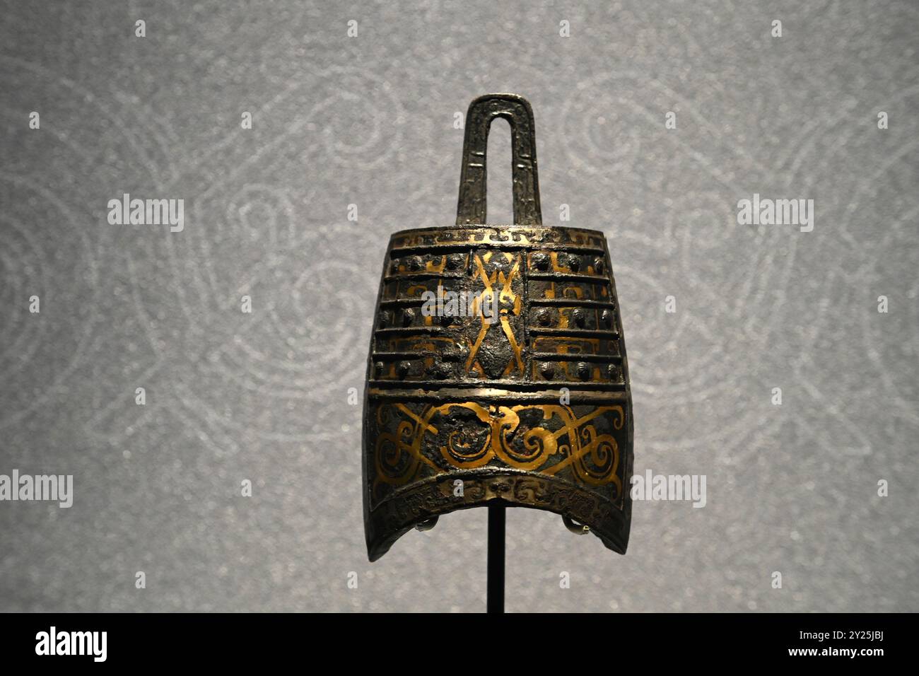 (240909) -- XI'AN, Sept. 9, 2024 (Xinhua) -- A Yuefu bell of inlaying ...