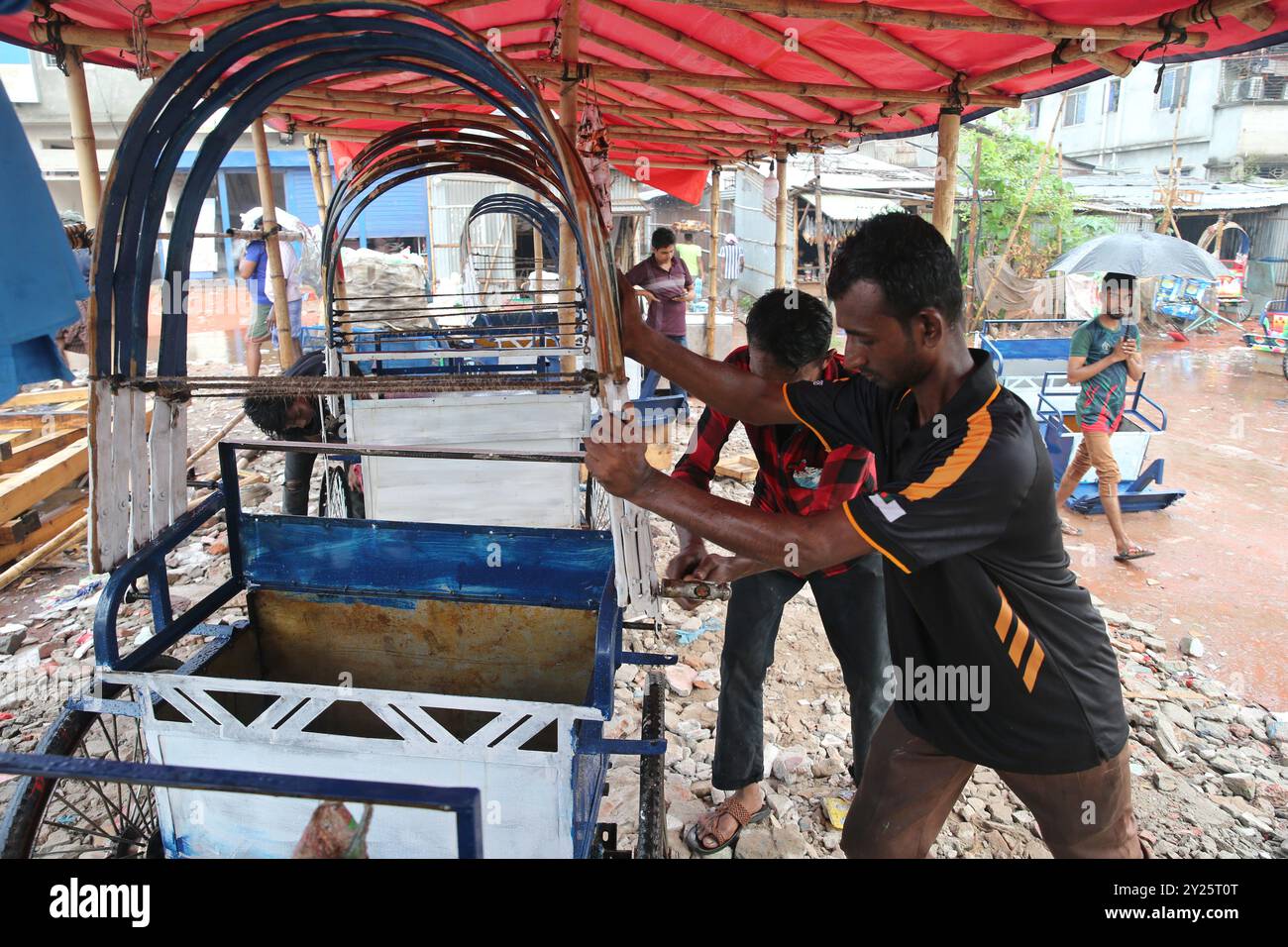 (240909) -- DHAKA, Sept. 9, 2024 (Xinhua) -- Workers make rickshaws in ...