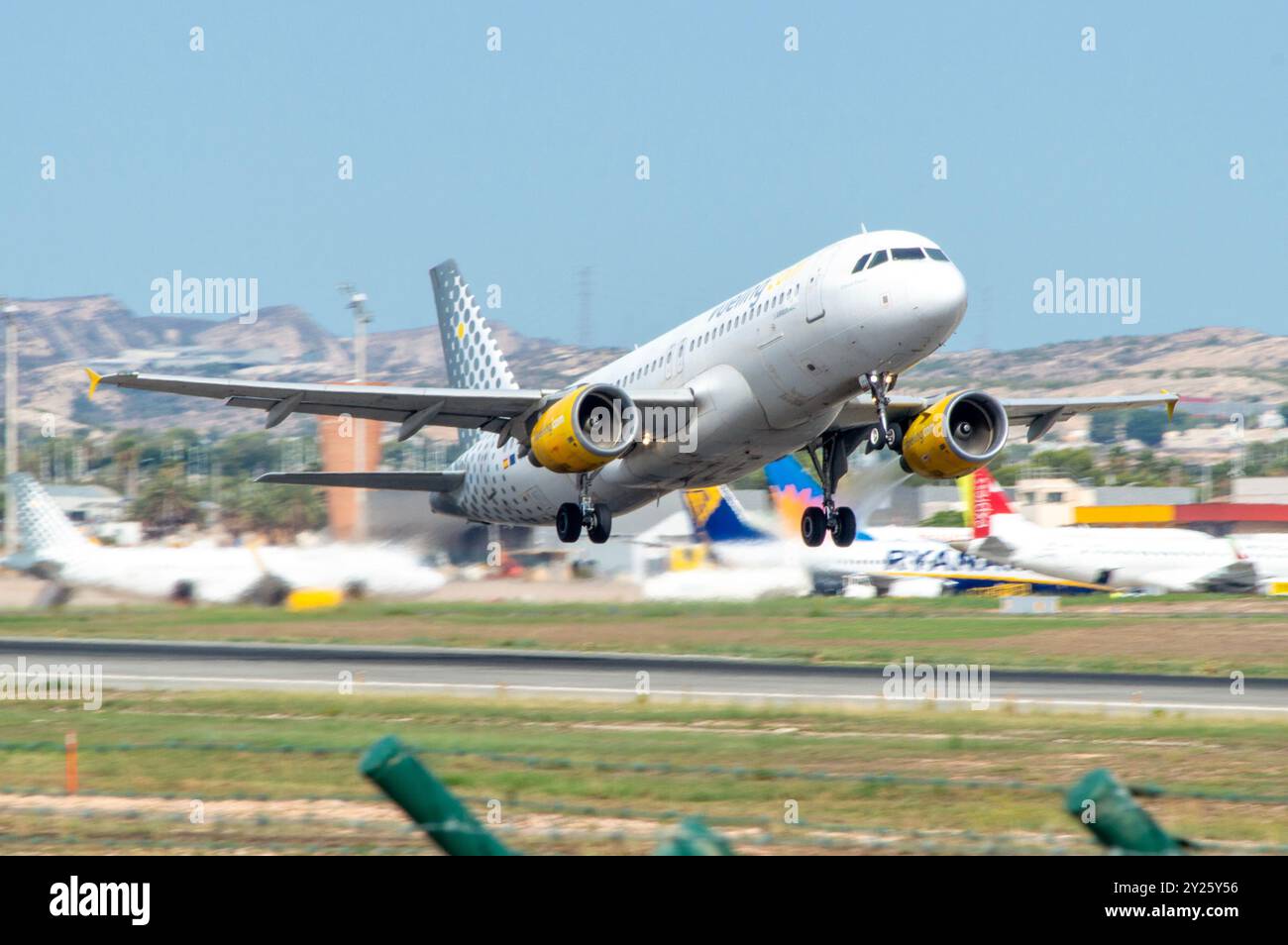 Airbus 320 airliner taking off hi-res stock photography and images - Alamy