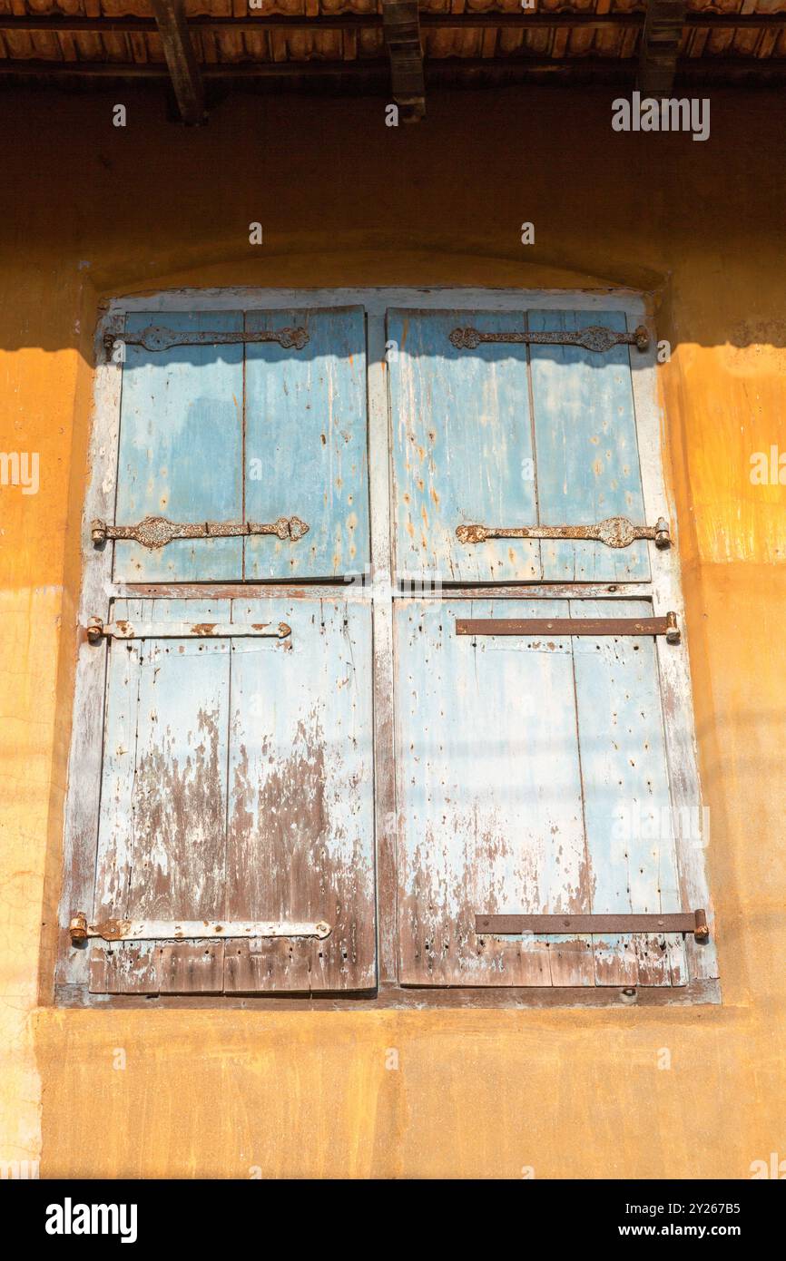India, Kerala, Kochi (Fort Cochin), Windows of Colourful colonial ...