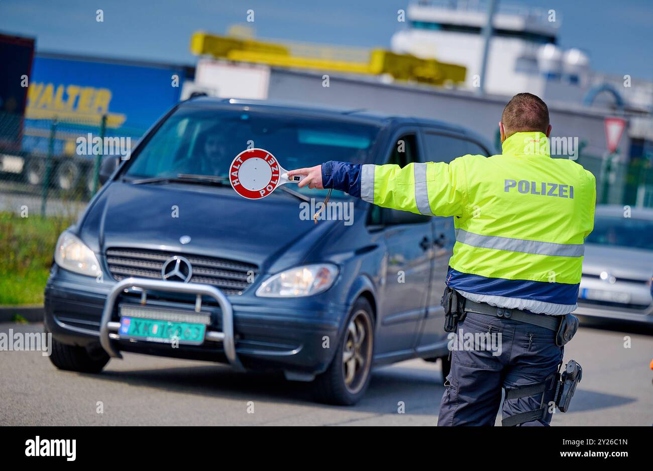 Kontrollen an deutschen Grenzen Die Polizei kontrolliert Fahrzeuge. Im ...