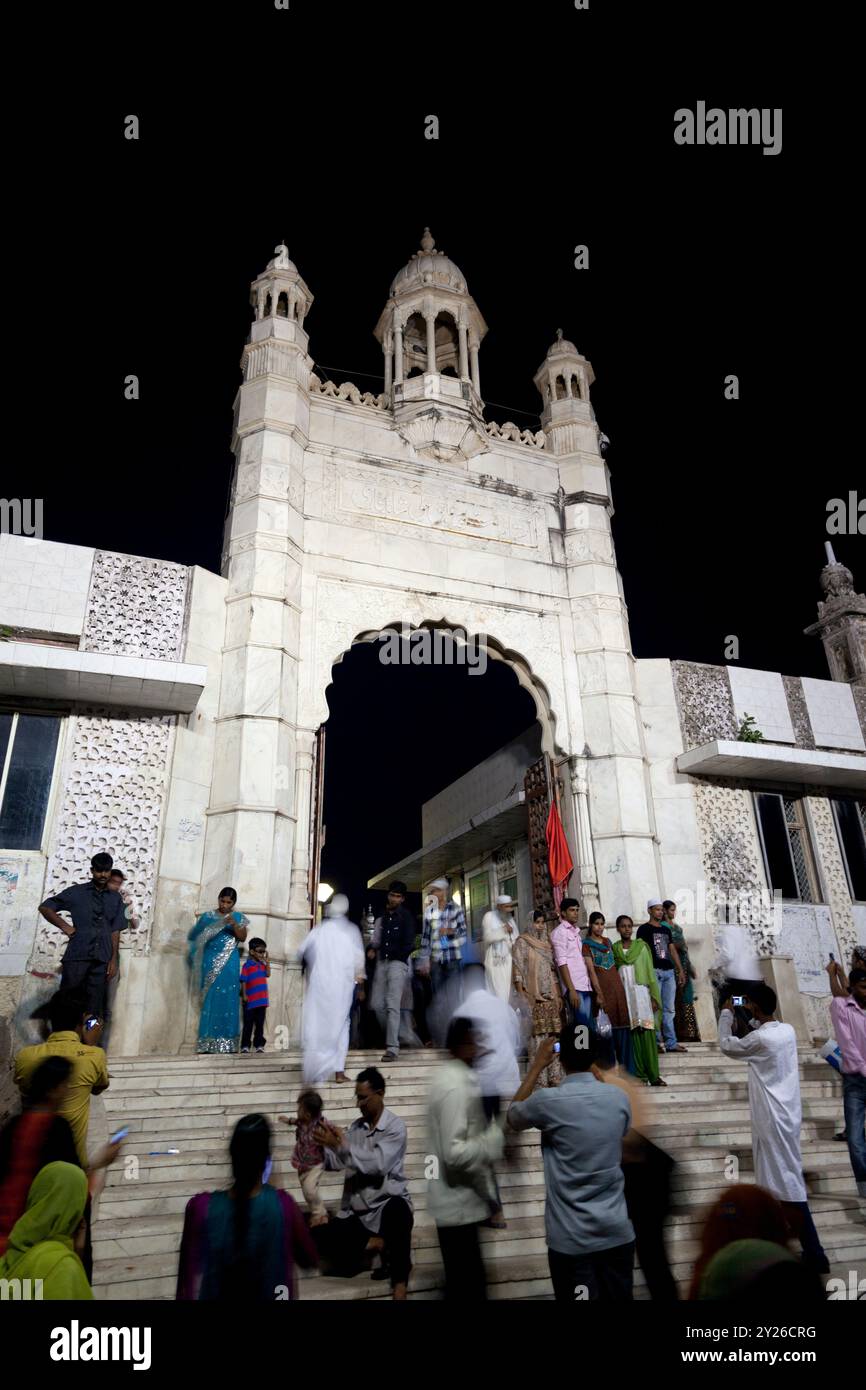 The entrance way to the Haji Ali Dargah Mosque, Mumbai, India Stock ...