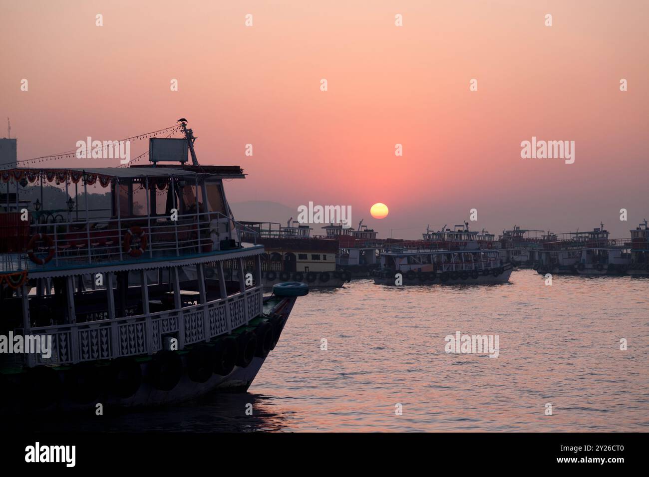 Sunrise over Mumbai harbour with fishing and tourist boats. Mumbai ...